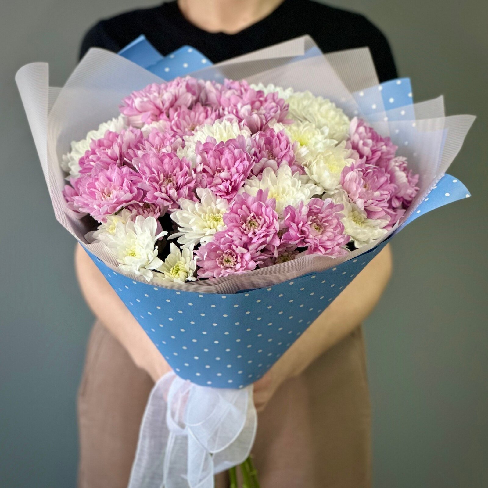 Букет из 11 нежных кустовых хризантем в стильной упаковке. «365 Поводов» - живые цветы с доставкой