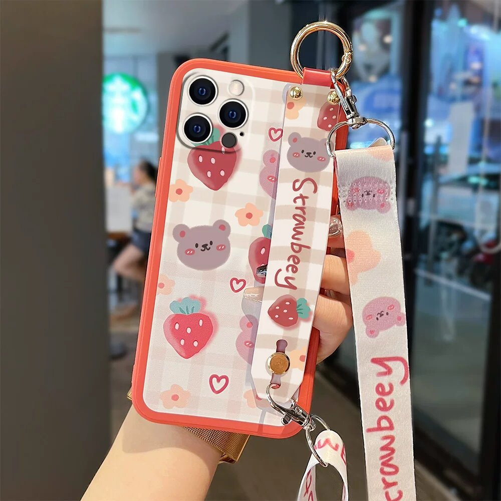 Чехол для iPhone 16 Plus из силикона с узором кружевного медведя в сафраново-красном цвете, в комплекте с браслетом
