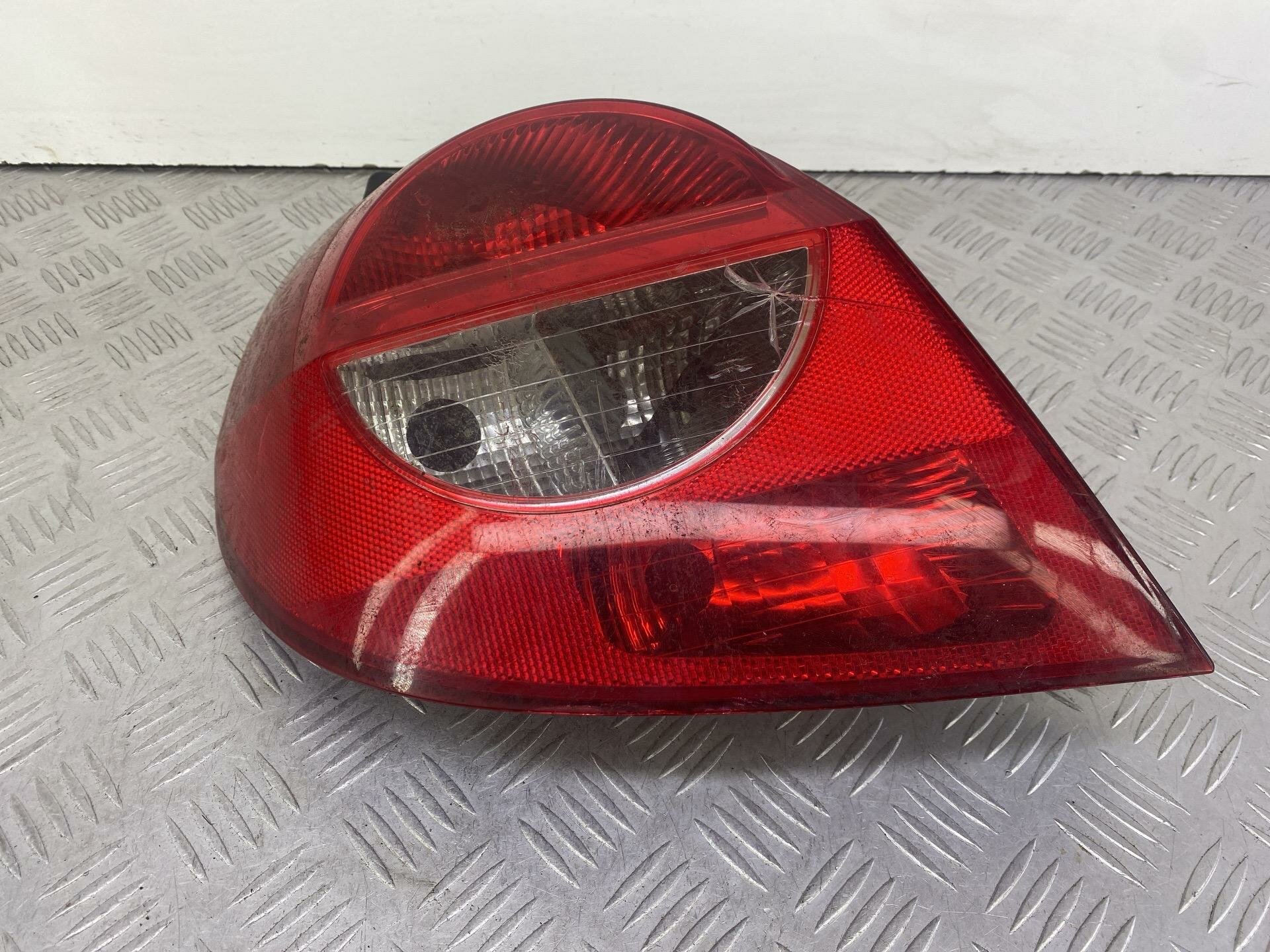 Фонарь задний левый Renault Clio 3 2005 89035079