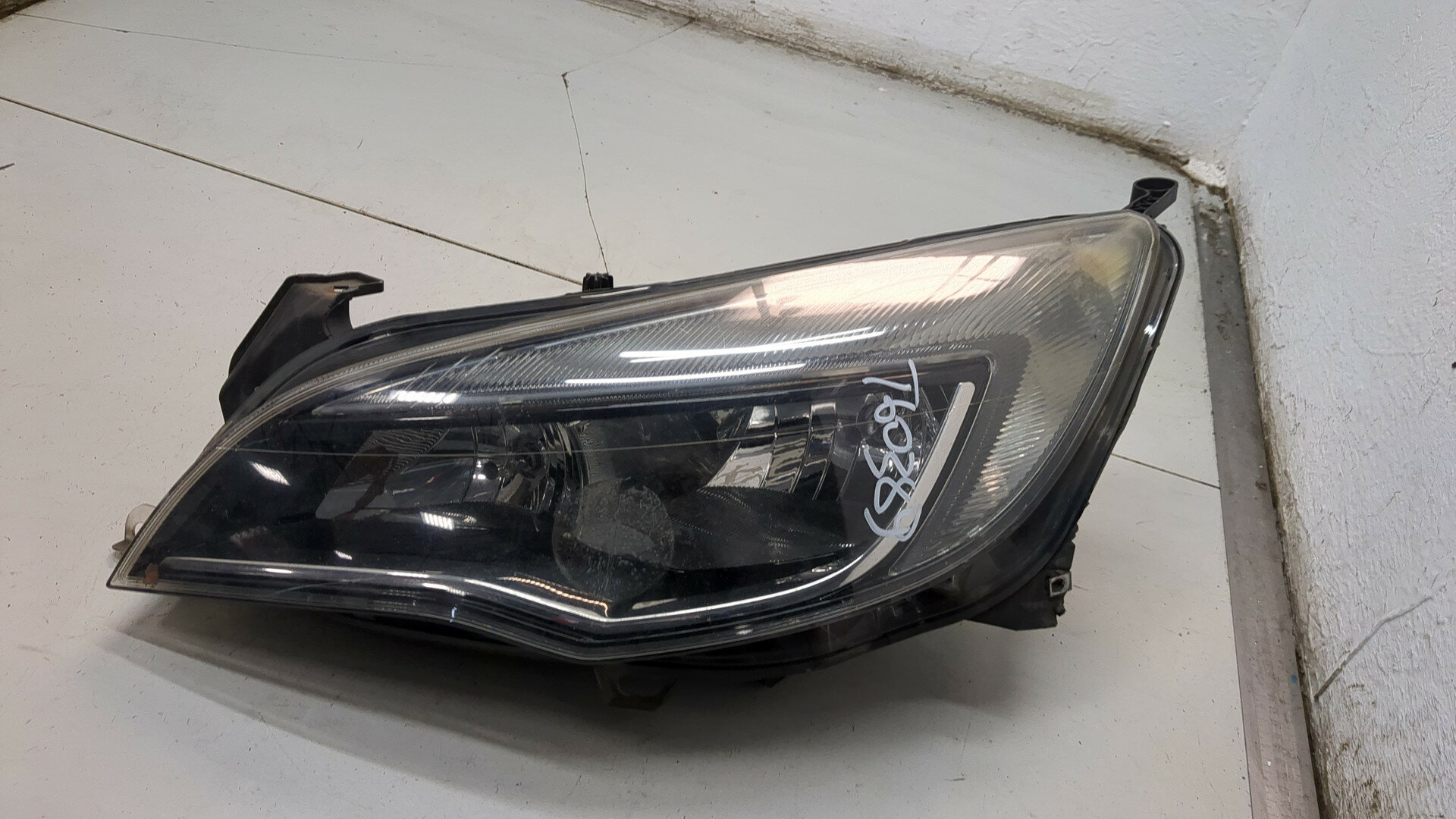 Фара (передняя) левая Opel Astra J Б/У
