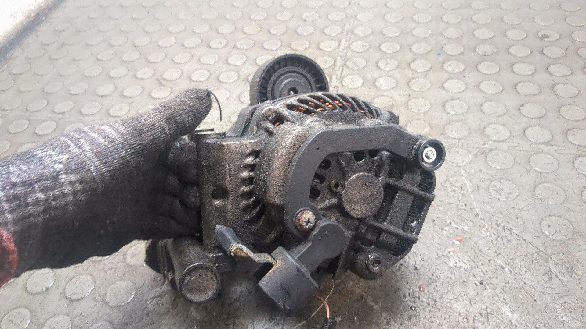 Генератор Peugeot 207 Б/У — фото 1