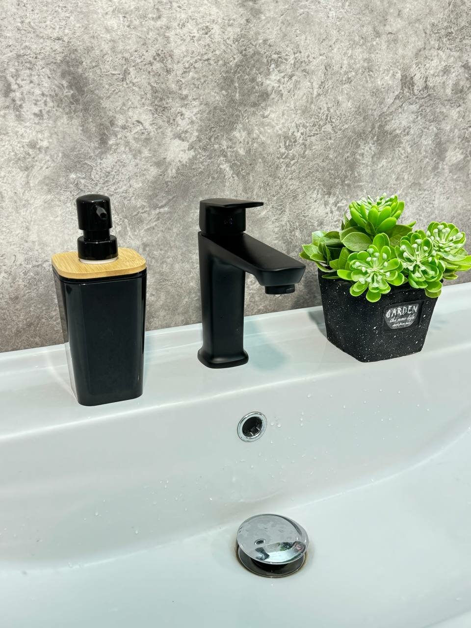 Смеситель для умывальника и раковины из латуни Vieir V073513-C черный