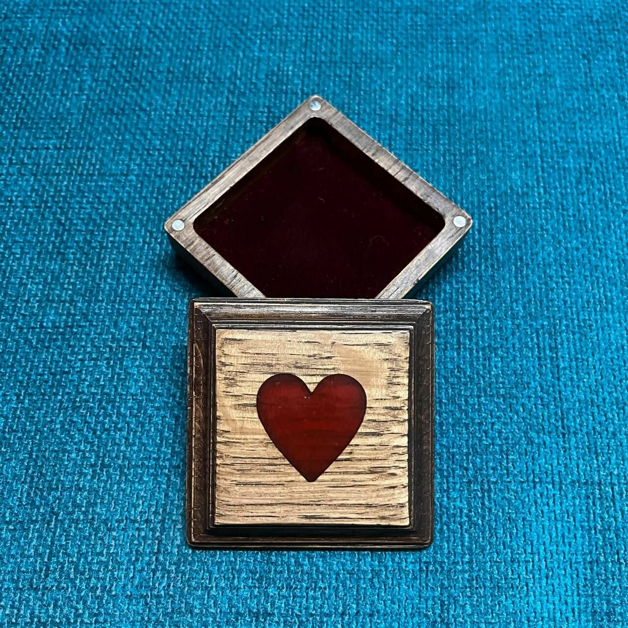 Шкатулка деревянная с эпоксидной смолой "сердце"