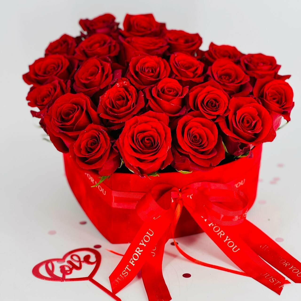 Подарок любимой девушке на 14 февраля. Букет сердце из роз