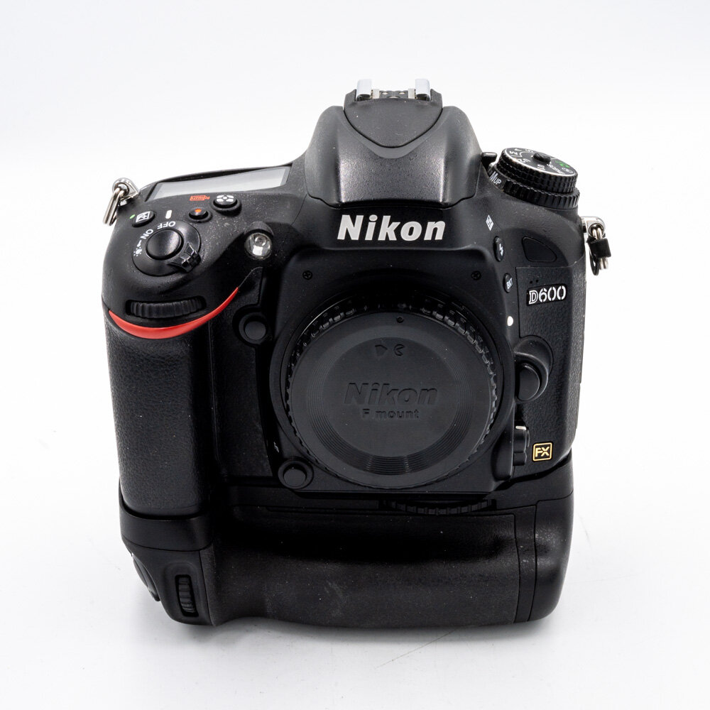 Зеркальный фотоаппарат Nikon D600 Body + MB-D14