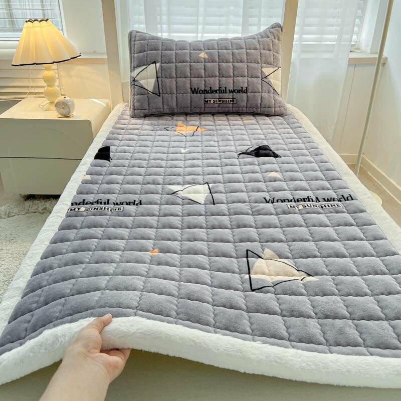 Этот тёплый матрас изготовлен из утолщённого молочного флиса класса А. Это односпальный складной матрас, подходящий для использования в спальне. Размер матраса: 100*200 см, размер наволочки: 48*74 см.