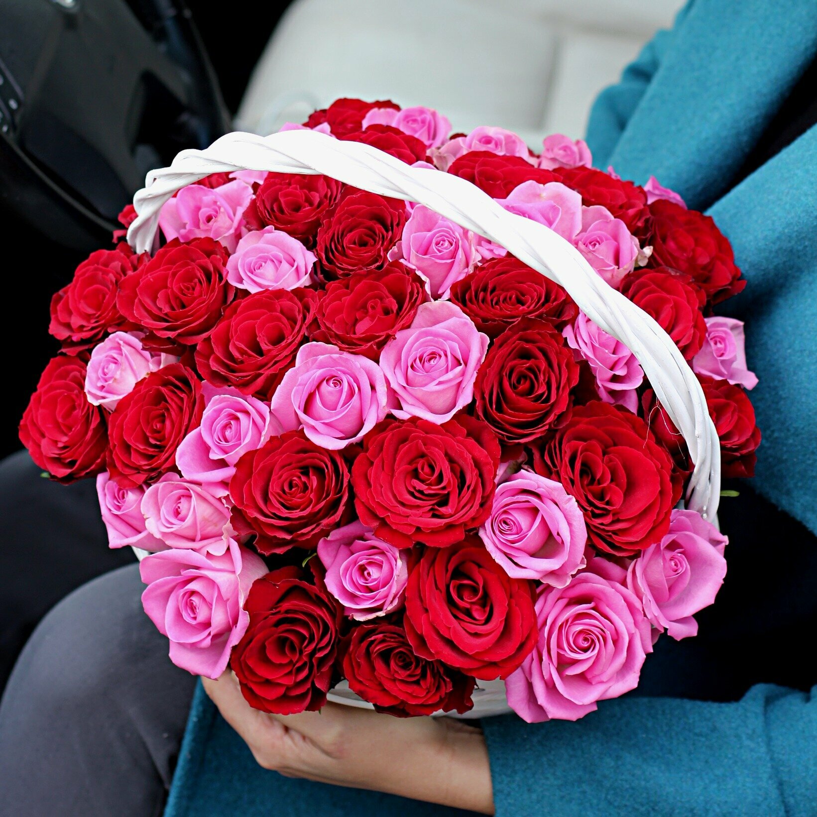 Композиция в корзине из красных и розовых роз микс монохром 51 шт.