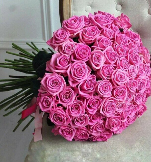 Букет Well Flowers "Розовые розы", круглый, на стеблях, 101 цветок, букет свежих цветов