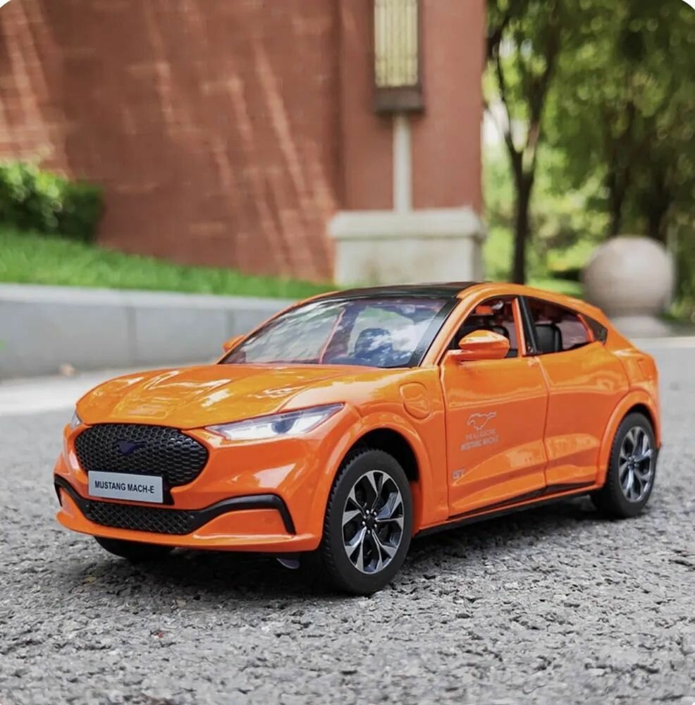 Металлическая машинка Ford Mustang Mach-E, масштаб 1:24, оранжевый цвет