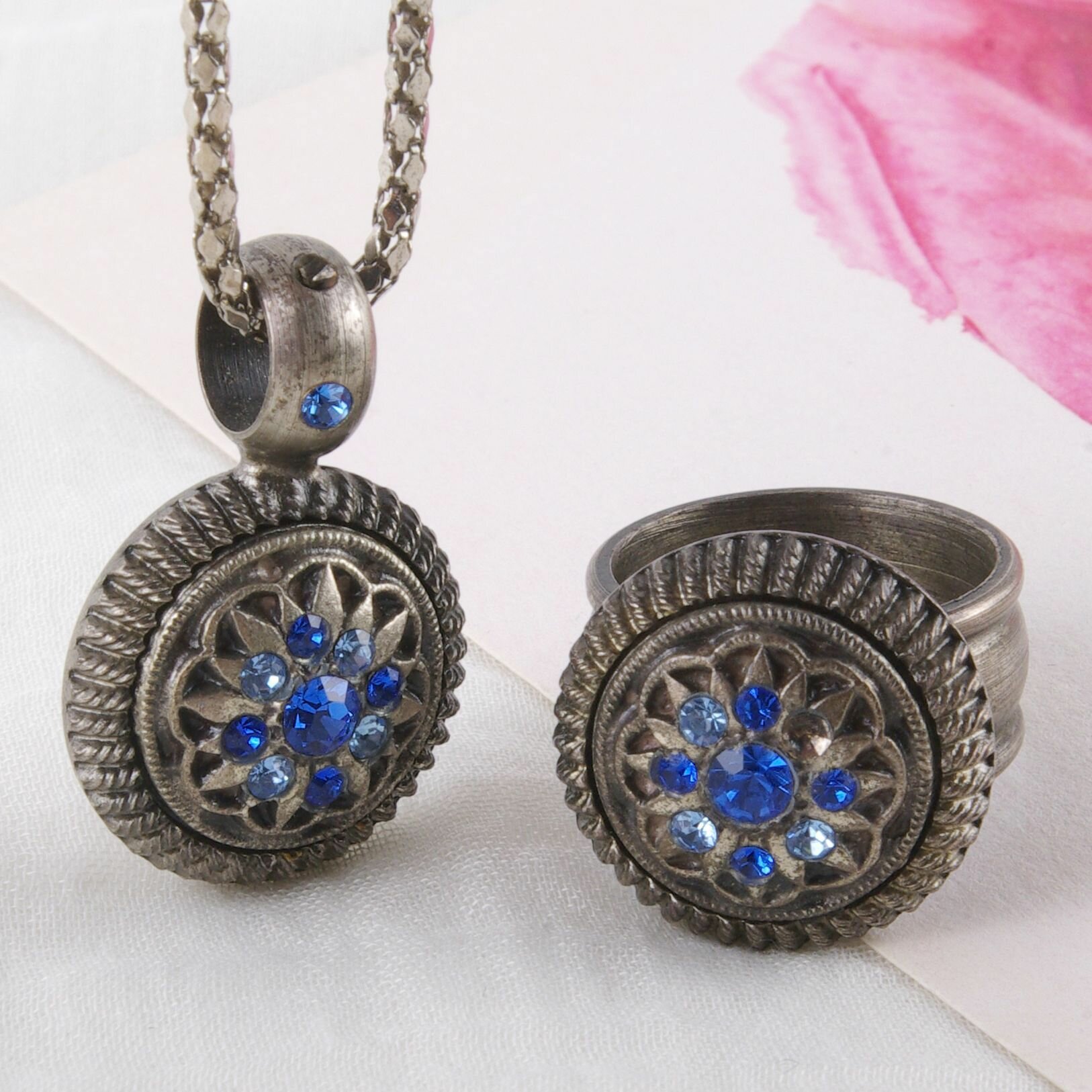 Винтажный комплект подвеска с кольцом 17,5 "Синие кристаллы". Бижутерный сплав, кристаллы. C.A. Франция, конец ХХ века