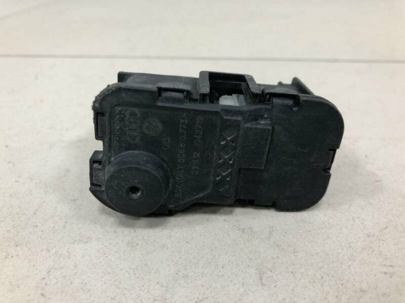 Активатор замка крышки бензобака Volkswagen Polo Sed RUS 2011 кат.номер: 5C6810773H