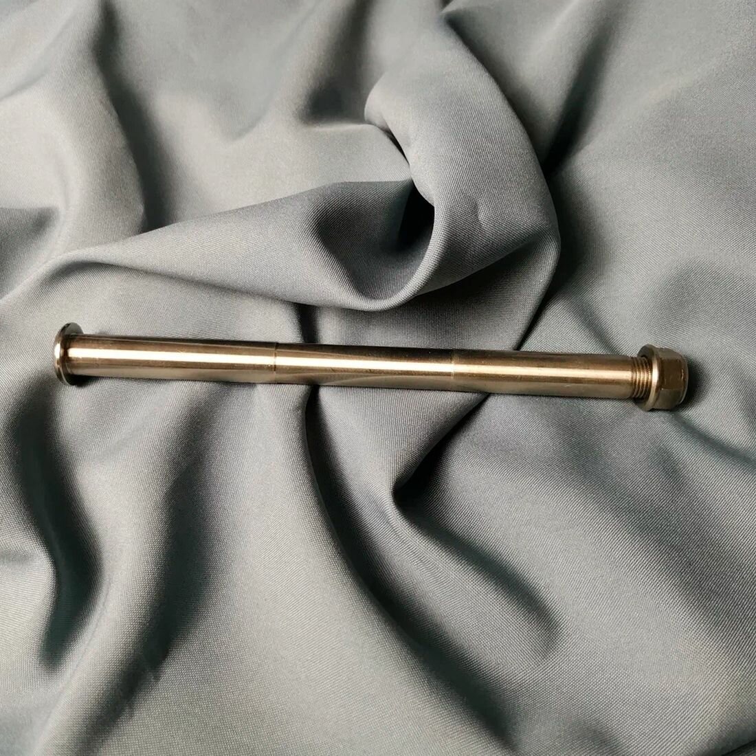 Болт, ось прогрессии мотоцикла Kews K16 / K18 / K20 / K21 никель