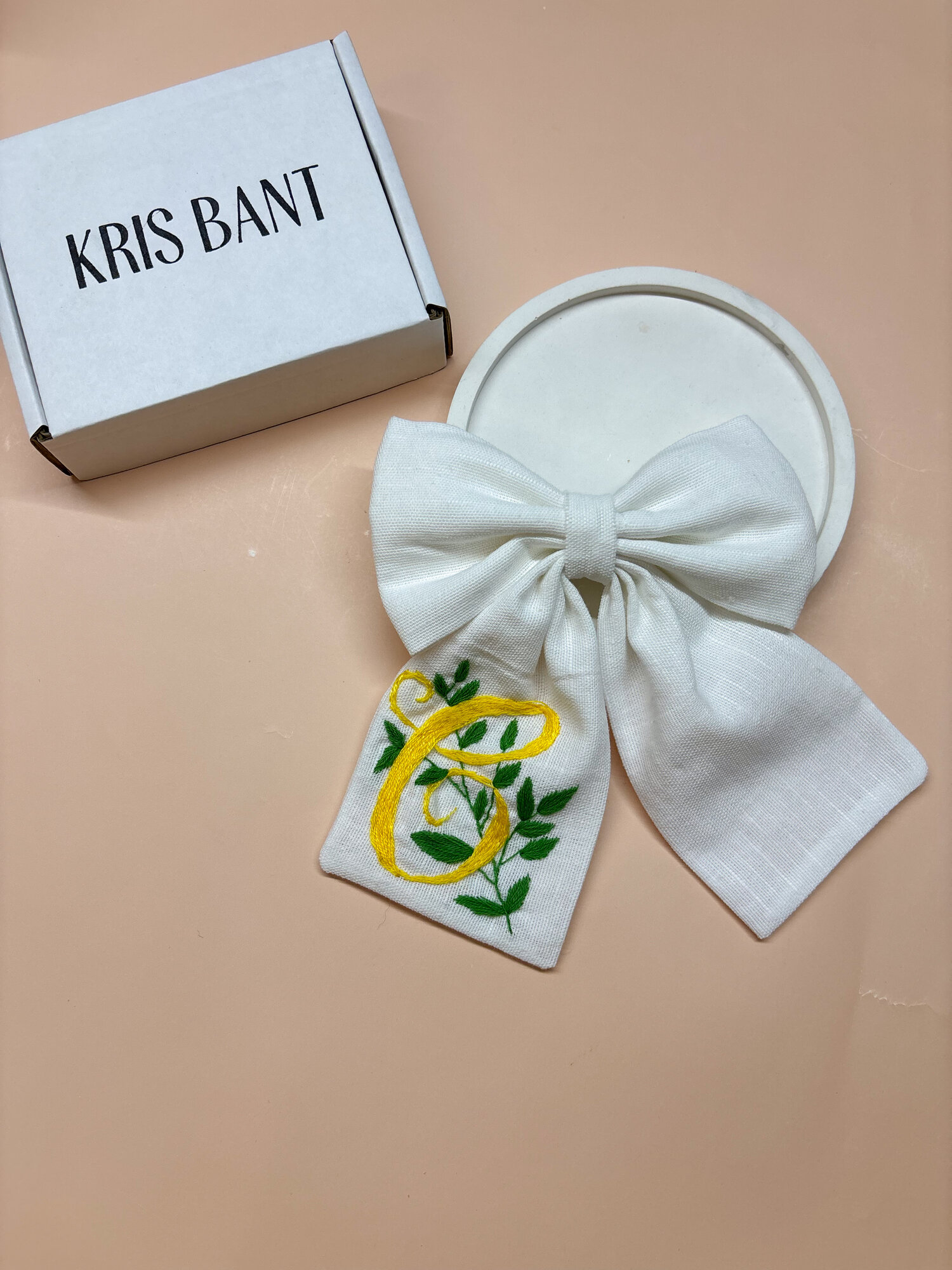 Именной бант для волос с вышивкой ручной работы