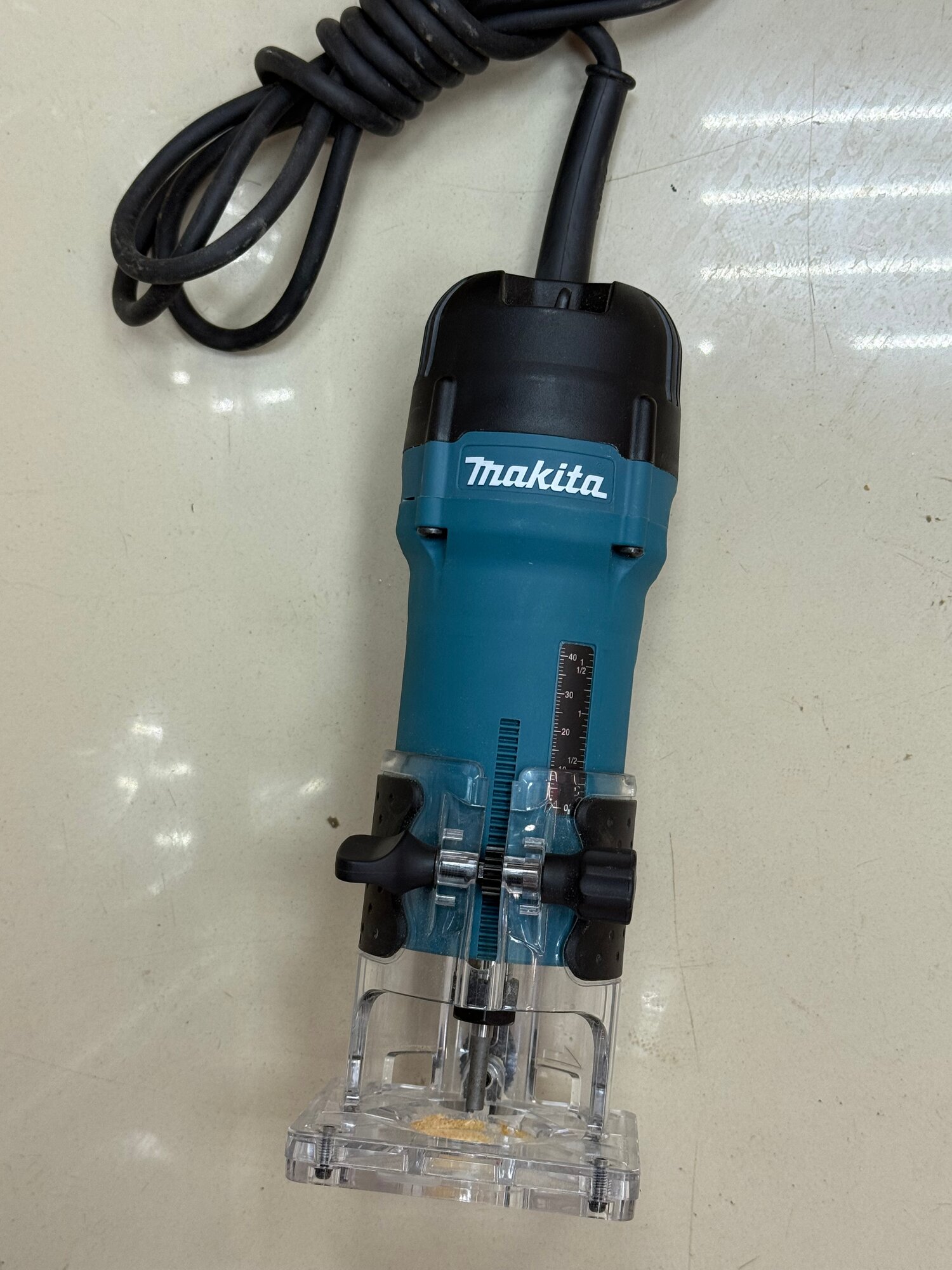 Кромочный фрезер Makita 530 Вт, 32000 об\мин, цанга 6 мм, плавный пуск, антирестарт,1.5 кг, кор. 3711