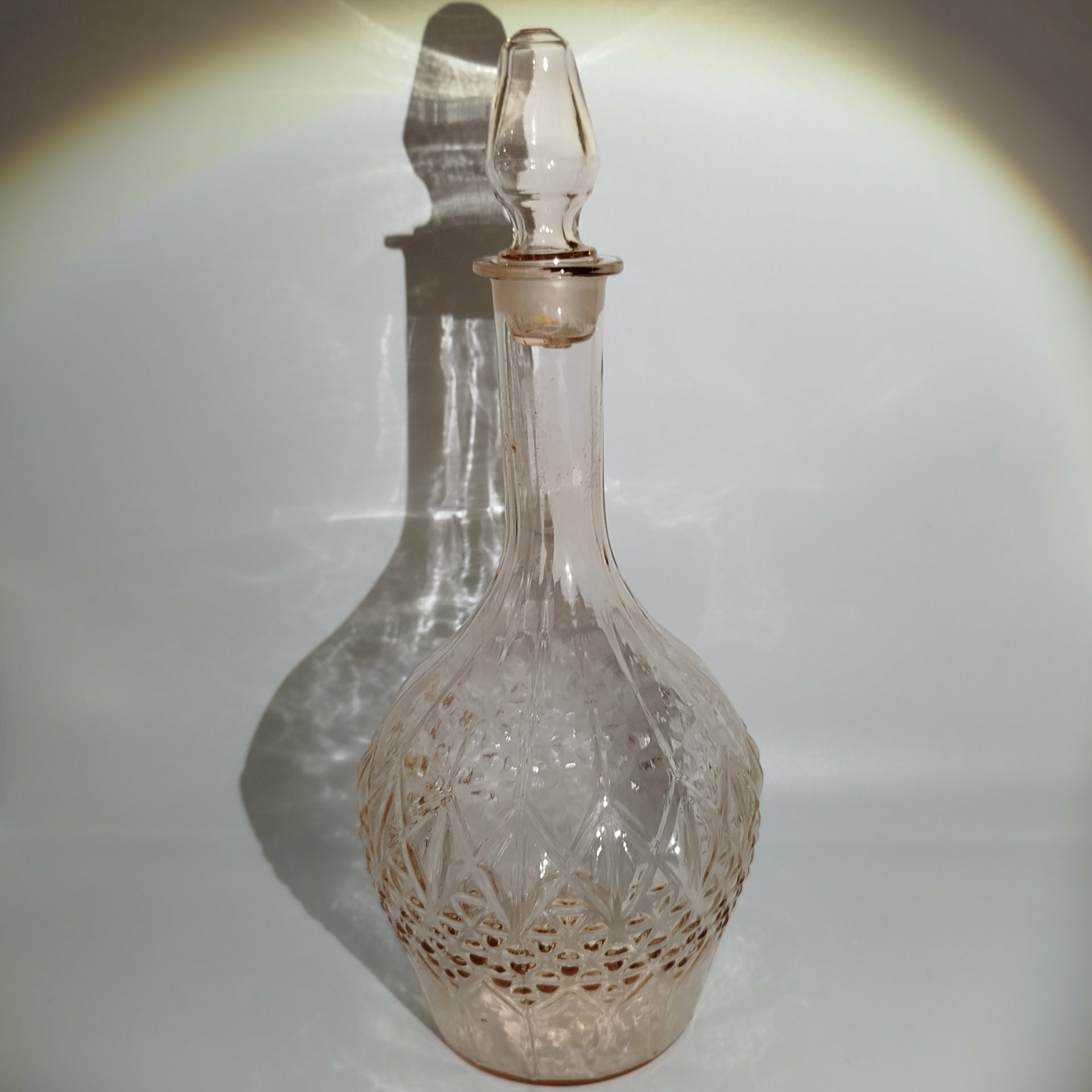 Штоф розоватого оттенка с геометрическим декором, стекло, СССР, 1960-1980 гг.