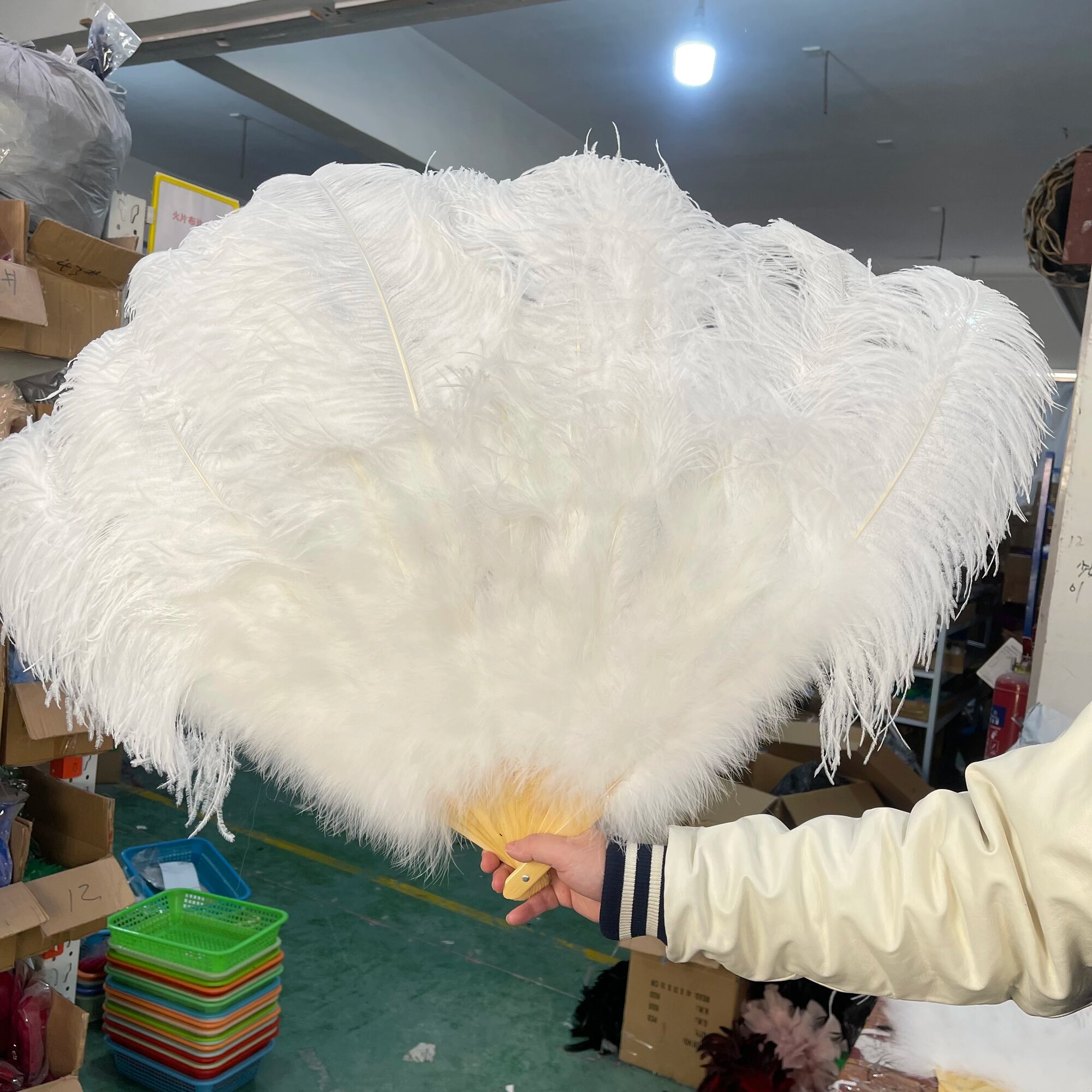 Большой ручной веер из страусиных перьев хаки 100 см Белый, A pair(2pcs), белый