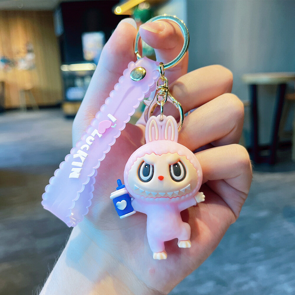 Милый кулон в виде овечки с брелоком-фигуркой Coca-Cola Labubu из серии 3D, модный подарок в закрытой коробке, розовый кулон Labubu, держащий банку Coca-Cola.