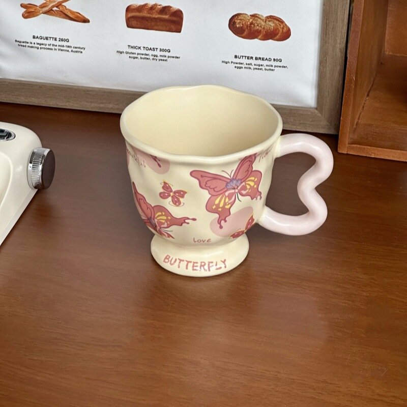Красивая керамическая кружка с бабочкой — практичный подарок на день рождения для вашей лучшей подруги, упакованная в подарочную коробку.