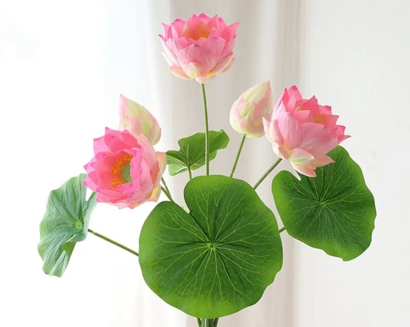 Искусственный лотос букет из трех цветков двух бутонов четырех листьев темно-розовый 570мм