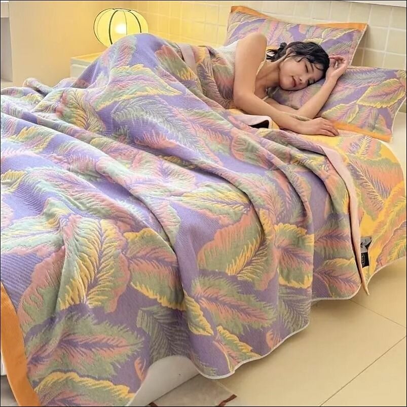 Двустороннее покрывало с вышивкой размером 150 на 200 сантиметров, с парой накидок на подушки, без подушек