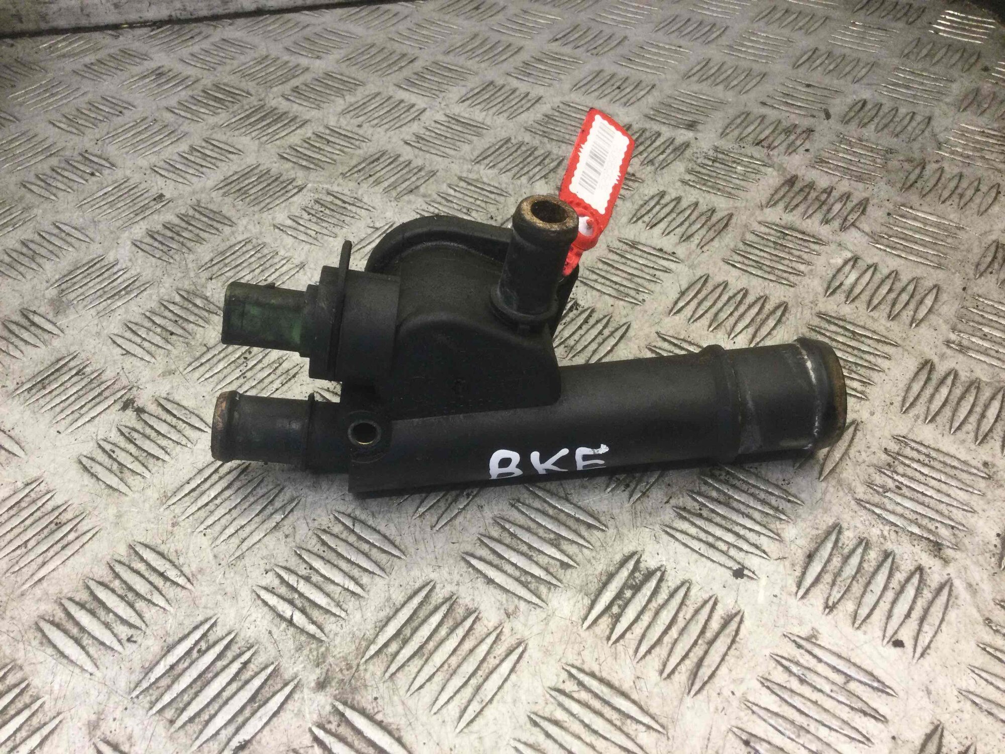 Б/У Фланец (тройник) системы охлаждения Audi A4 B7 (2004-2008) 2004 г.