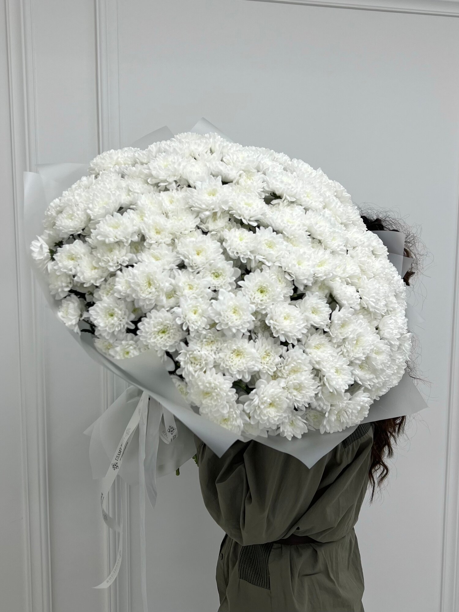 Гламелия цветы Белая Вертикаль: монолитная композиция из 51 хризантемы – заказать с доставкой