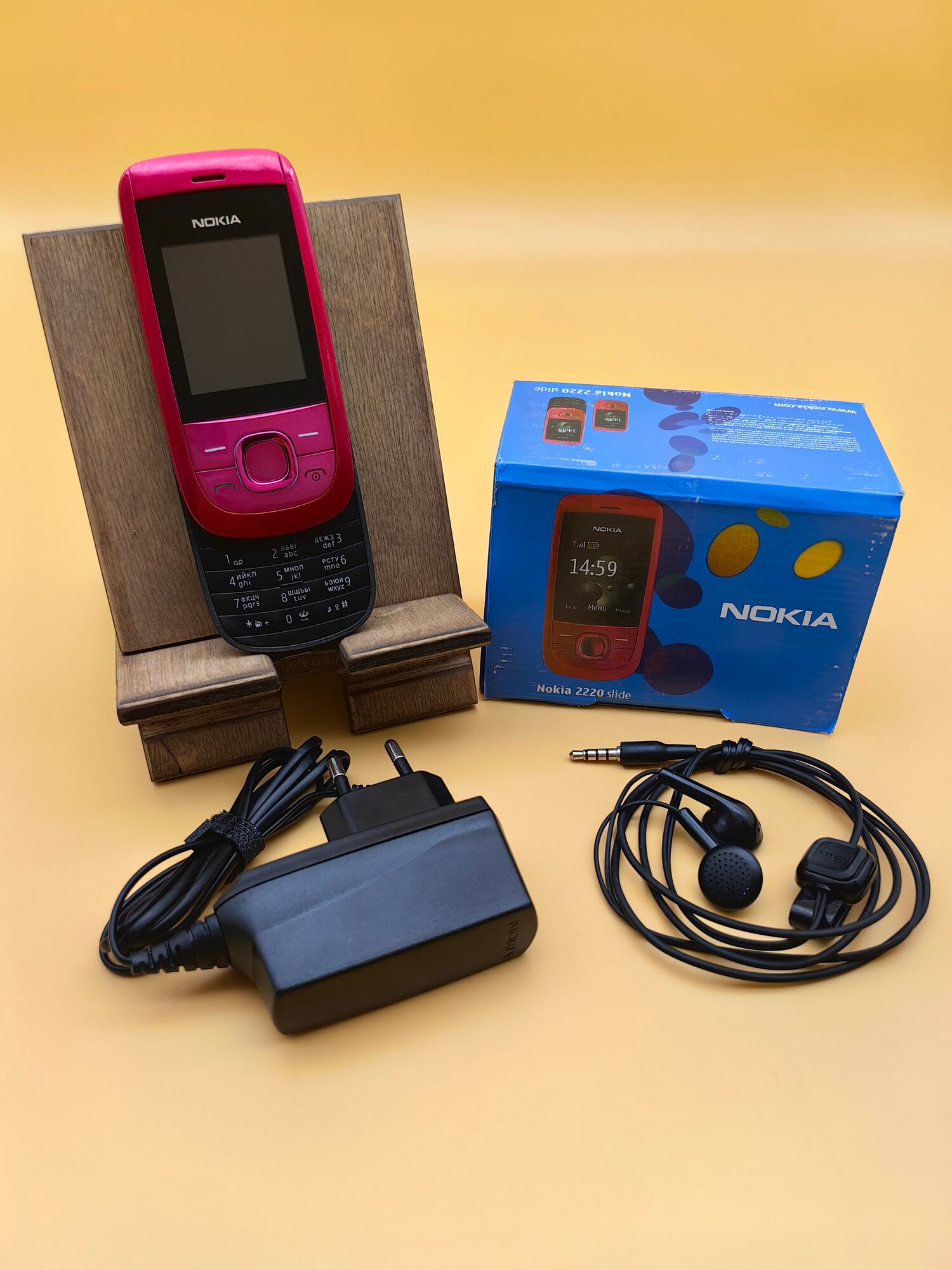 Мобильный кнопочный телефон слайдер Nokia 2220 Slide, Малиновый