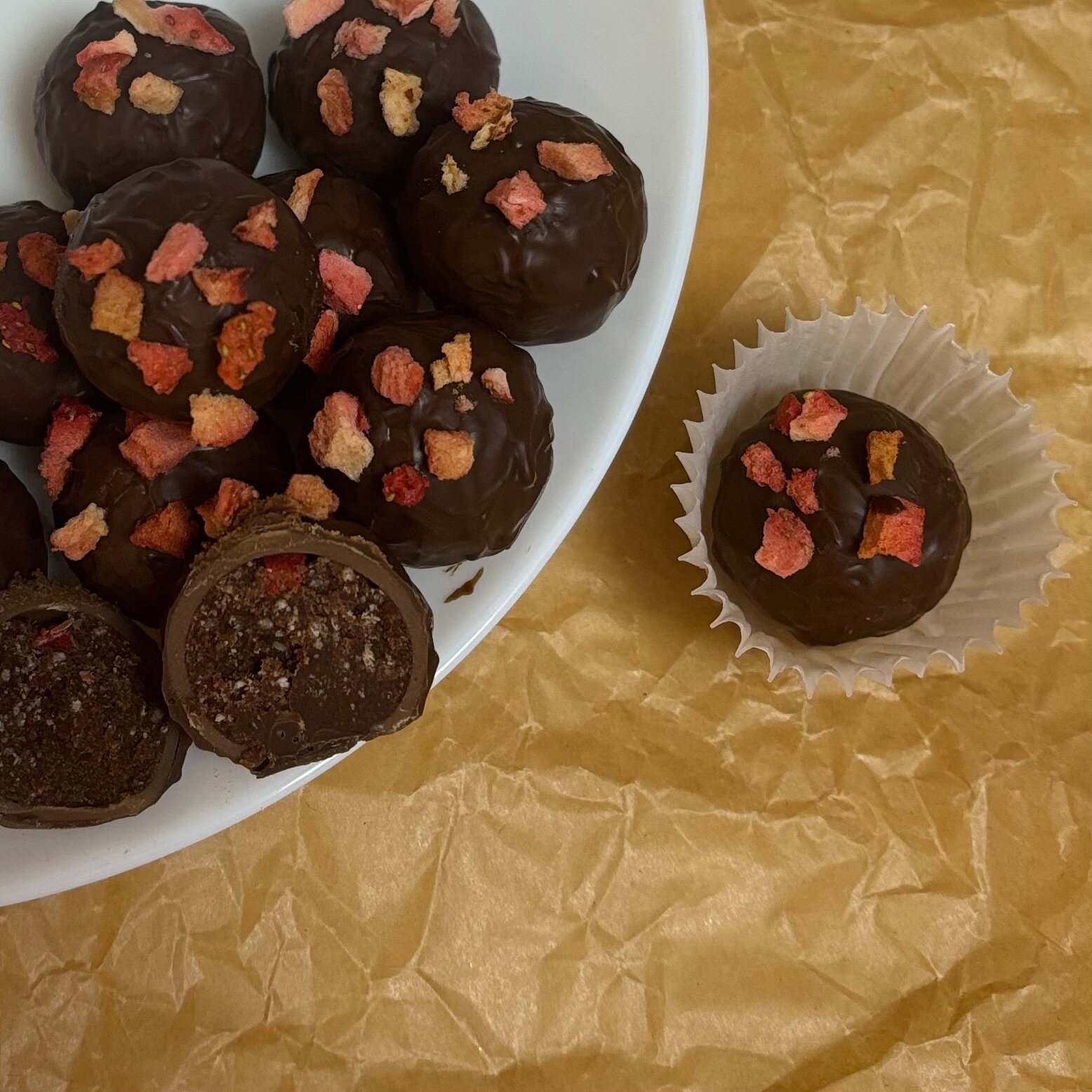 Трюфель клубничный с козьим сыром Белпер Кнолле в обсыпке из сушеной клубники