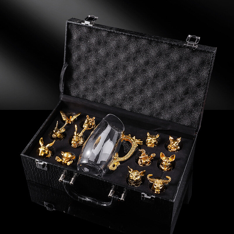 Элитный набор стеклянной посуды для бара с двенадцатью рюмками для напитков в стиле знаков зодиака, диспенсером и маленькими рюмками в подарочной коробке.