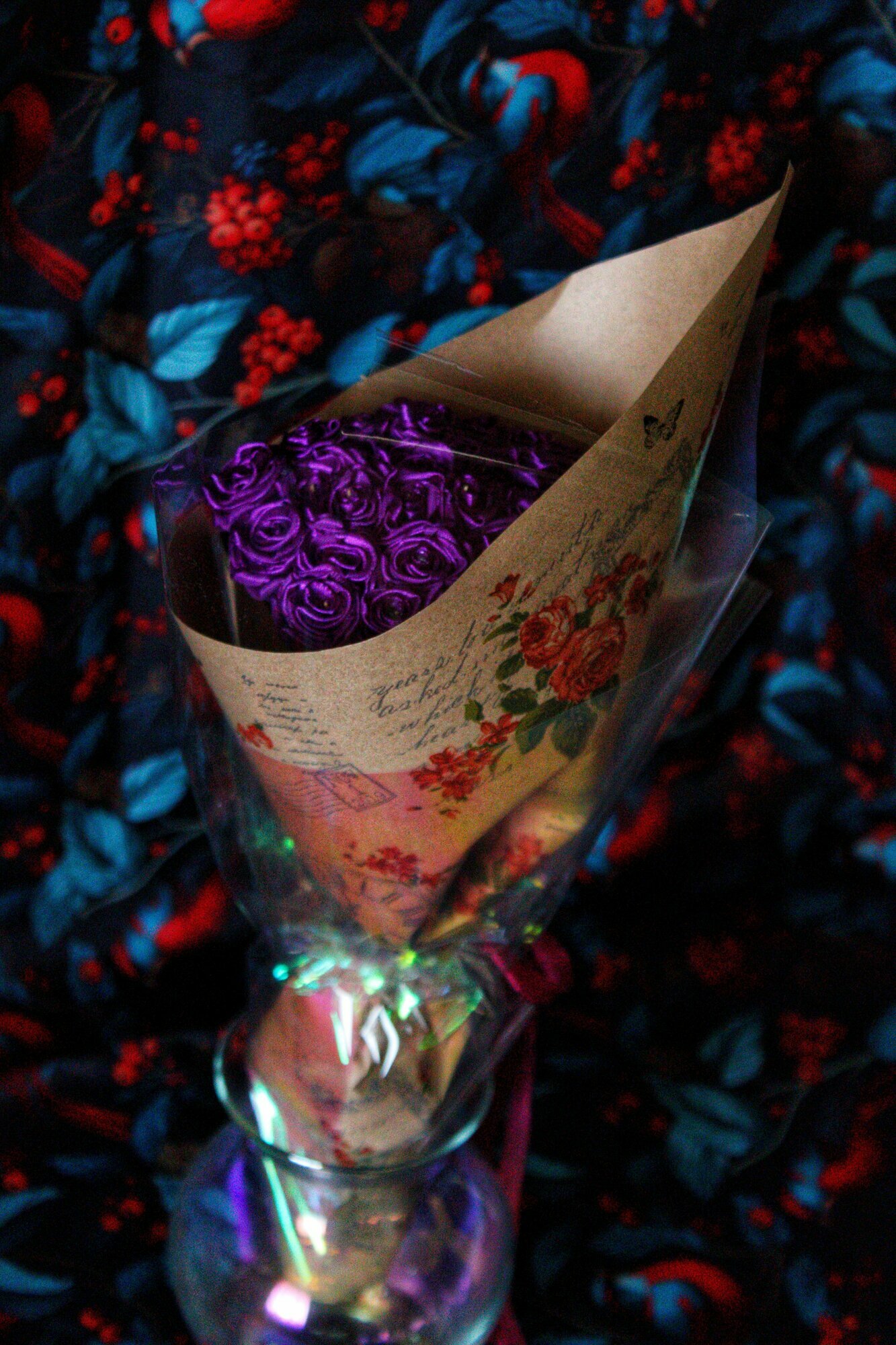 "Фиолетовое очарование" букет из атласных роз ручной работы в праздничной новогодней обложке