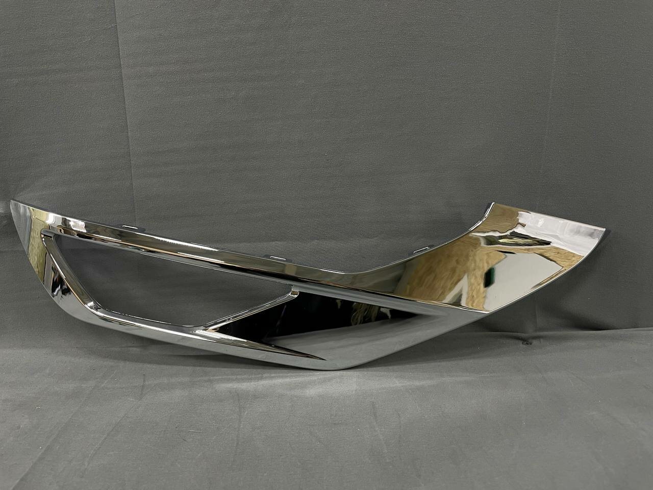 Молдинг нижний левый Mitsubishi LWMB18024R