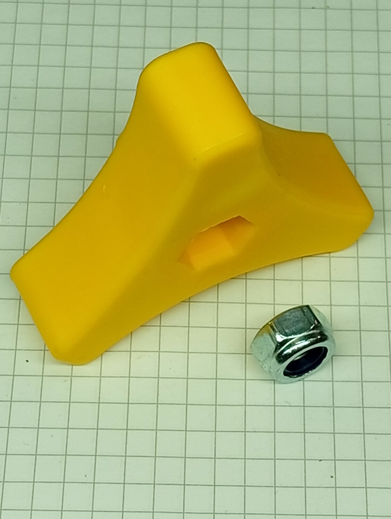 Гайка барашковая верхней рабочей рукоятки для газонокосилке CHAMPION / 20040070780