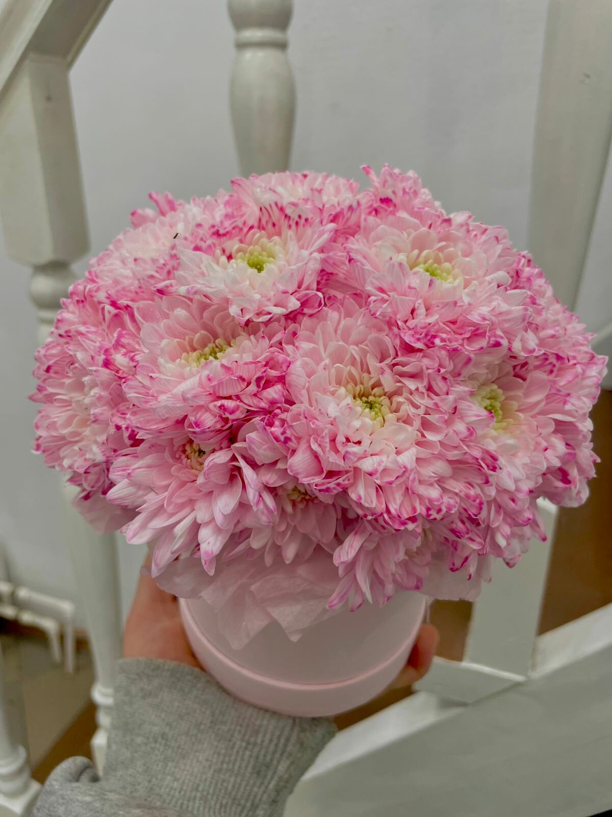 Композиция в шляпной коробке в нежных оттенках "Розовое облако"