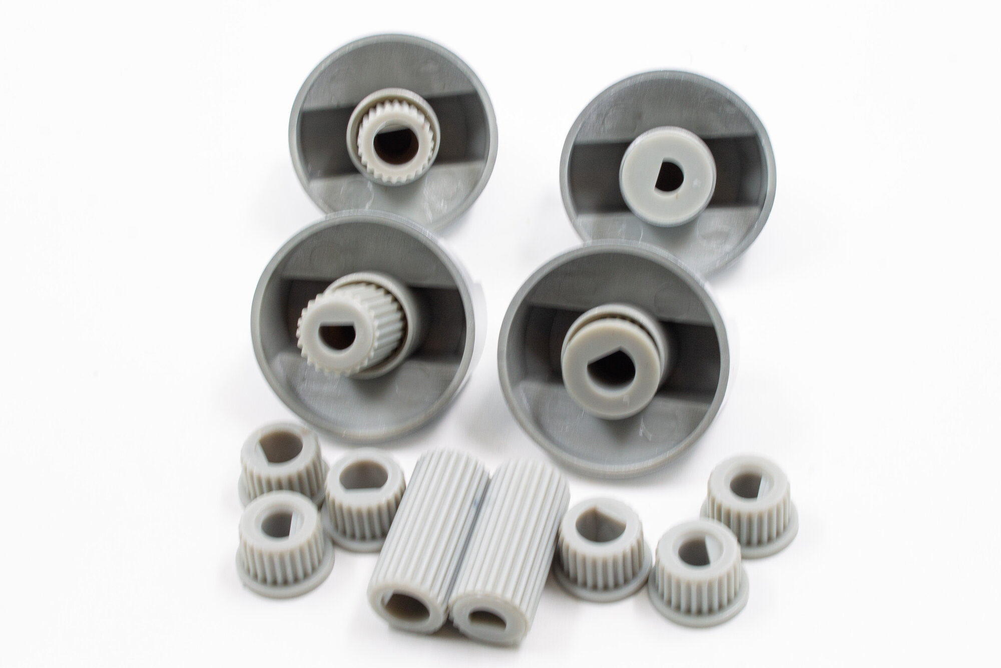 Комплект ручек серебристого цвета с адаптивными переходниками для эксплуатации с газовыми плитами и духовками.