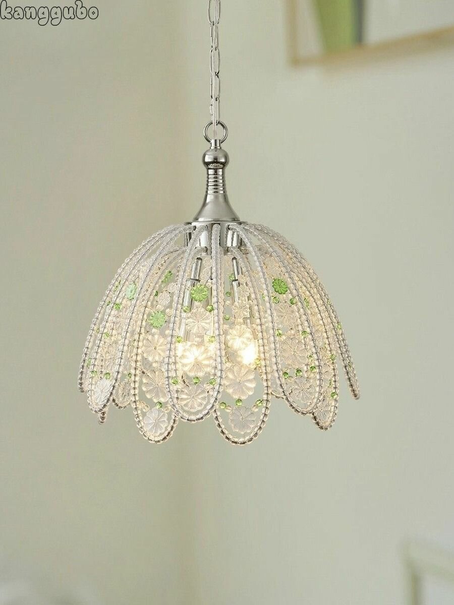 Подвесной светильник с лепестками из бисера во французском стиле
