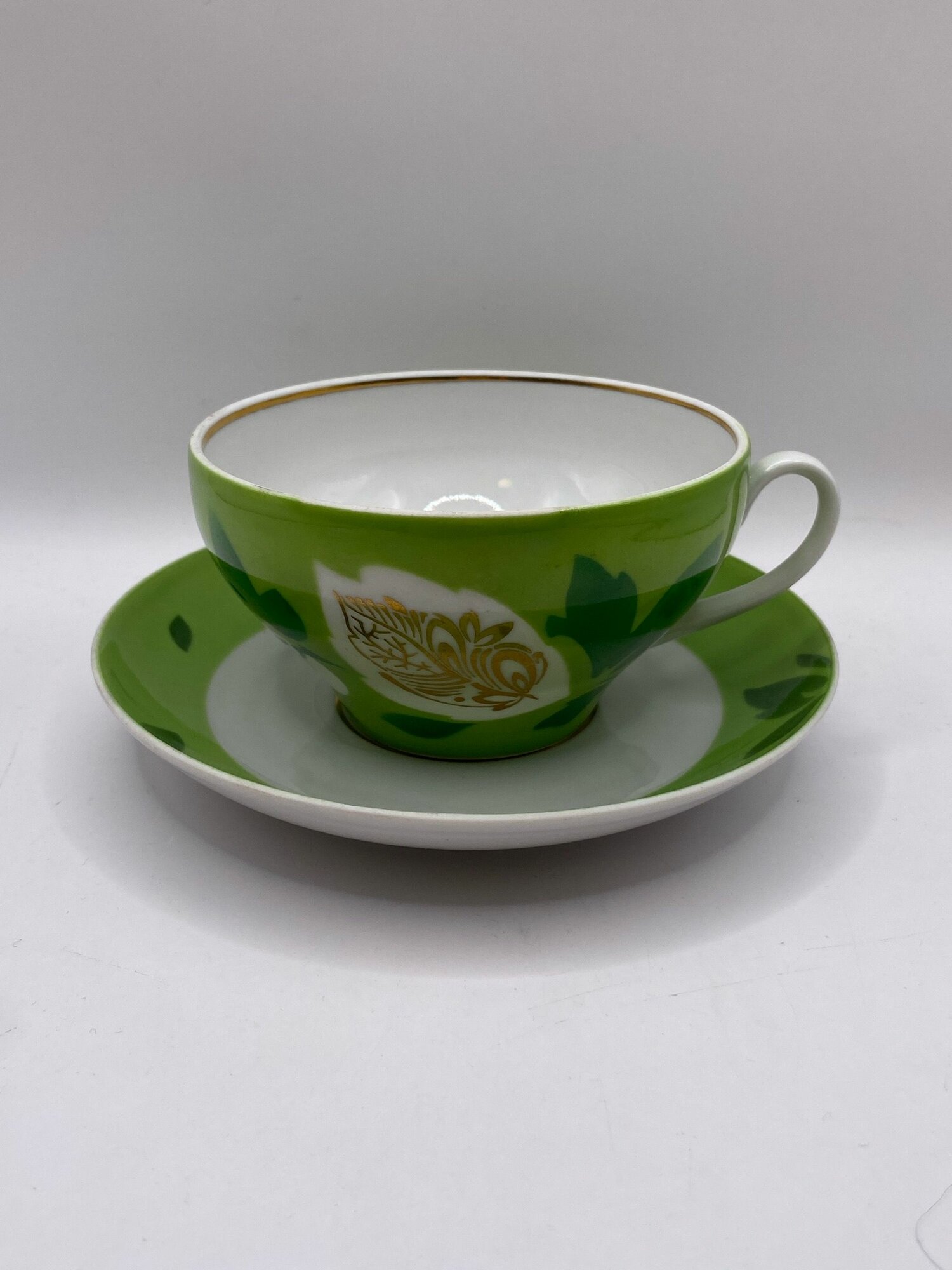 Чайная пара "Золотой лист" Кракелюр на блюдце. Дулево. Фарфор. Позолота. СССР. 1987 год. Объем: 230 мл.