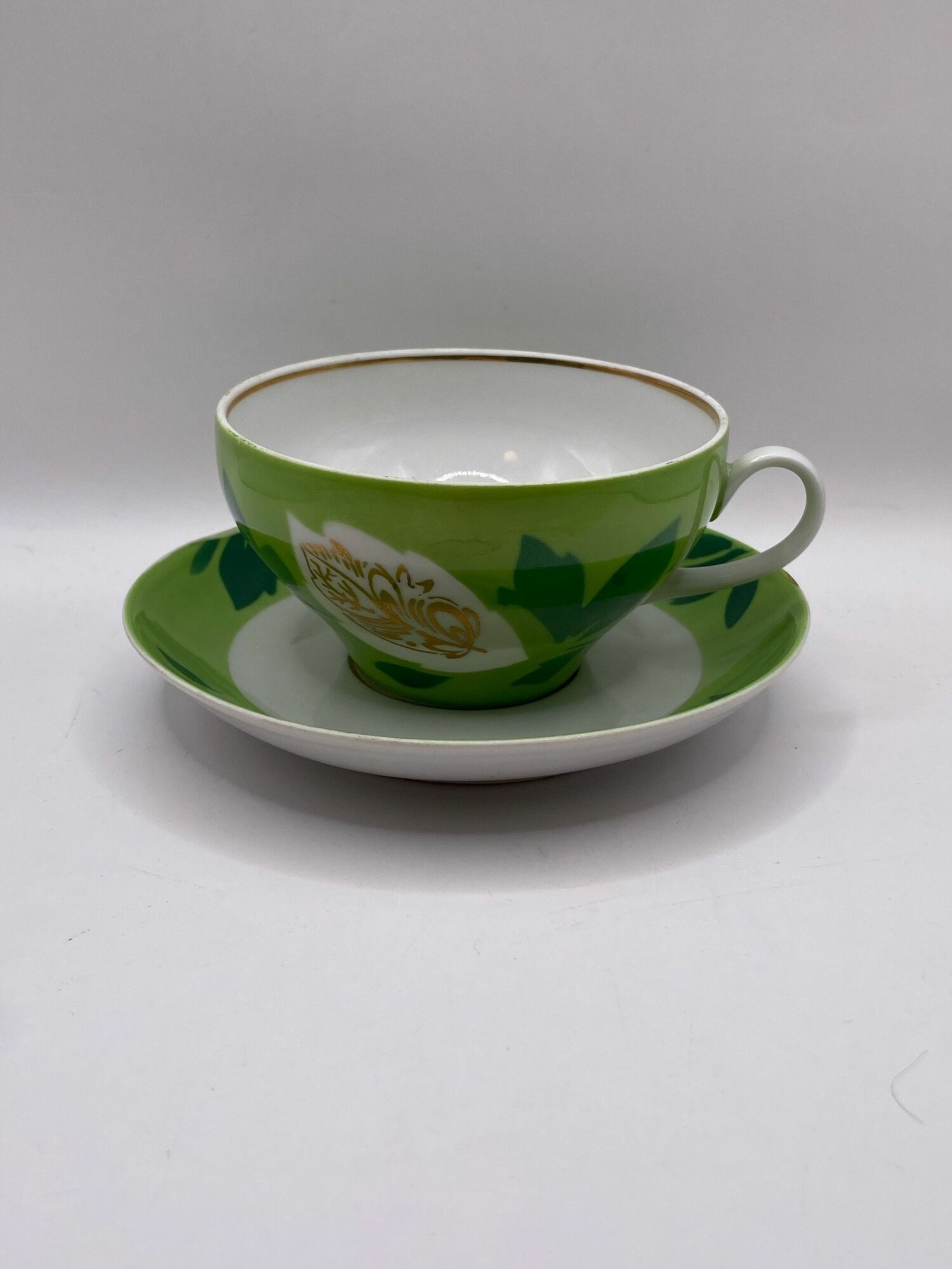 Чайная пара "Золотой лист" Дулево. Фарфор. Позолота. Зеленое крытье. СССР. 1987 год. Стес на блюдце.
