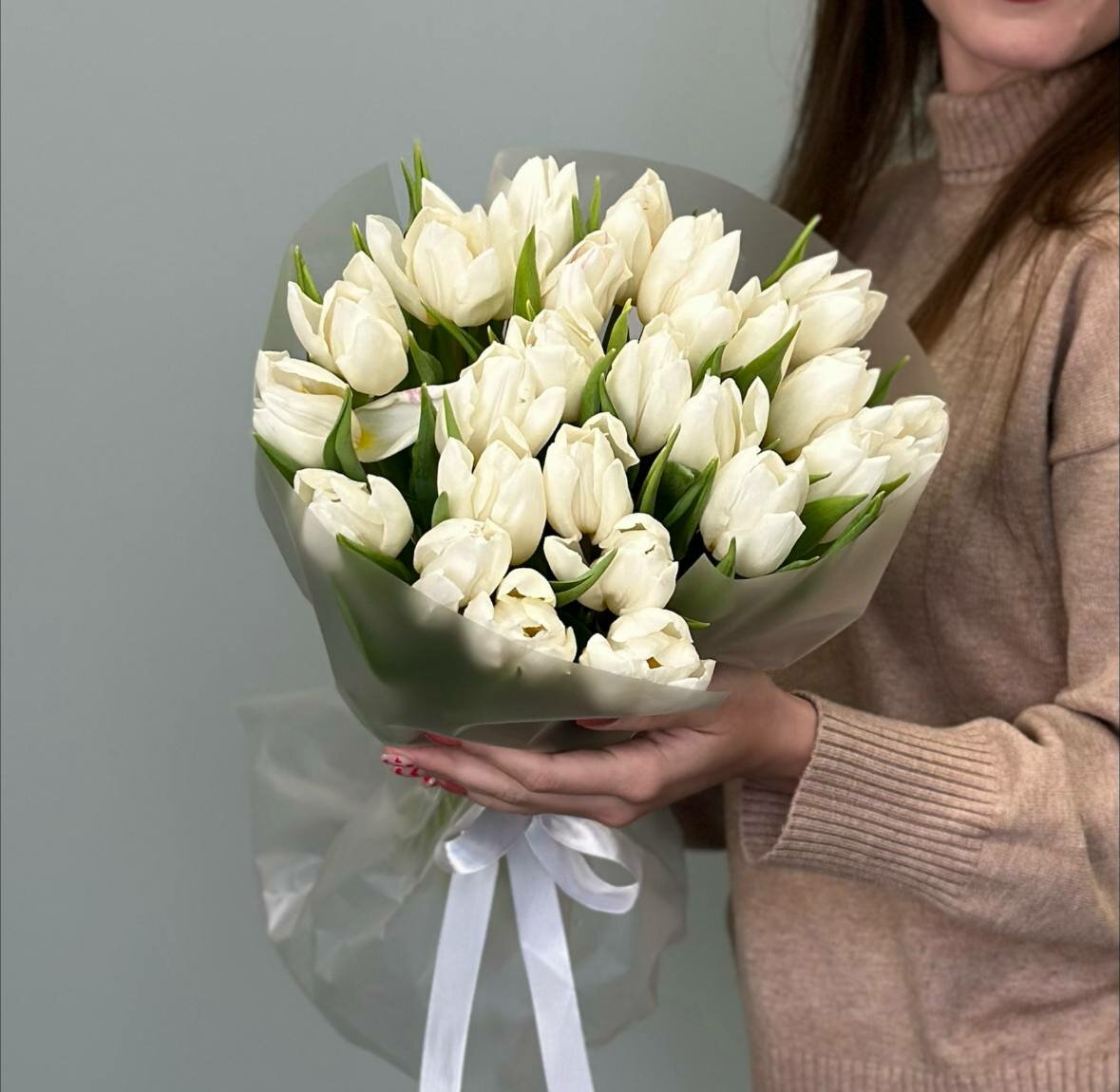 25 белых свежих прекрасных тюльпанов в прозрачной упаковке под ленту