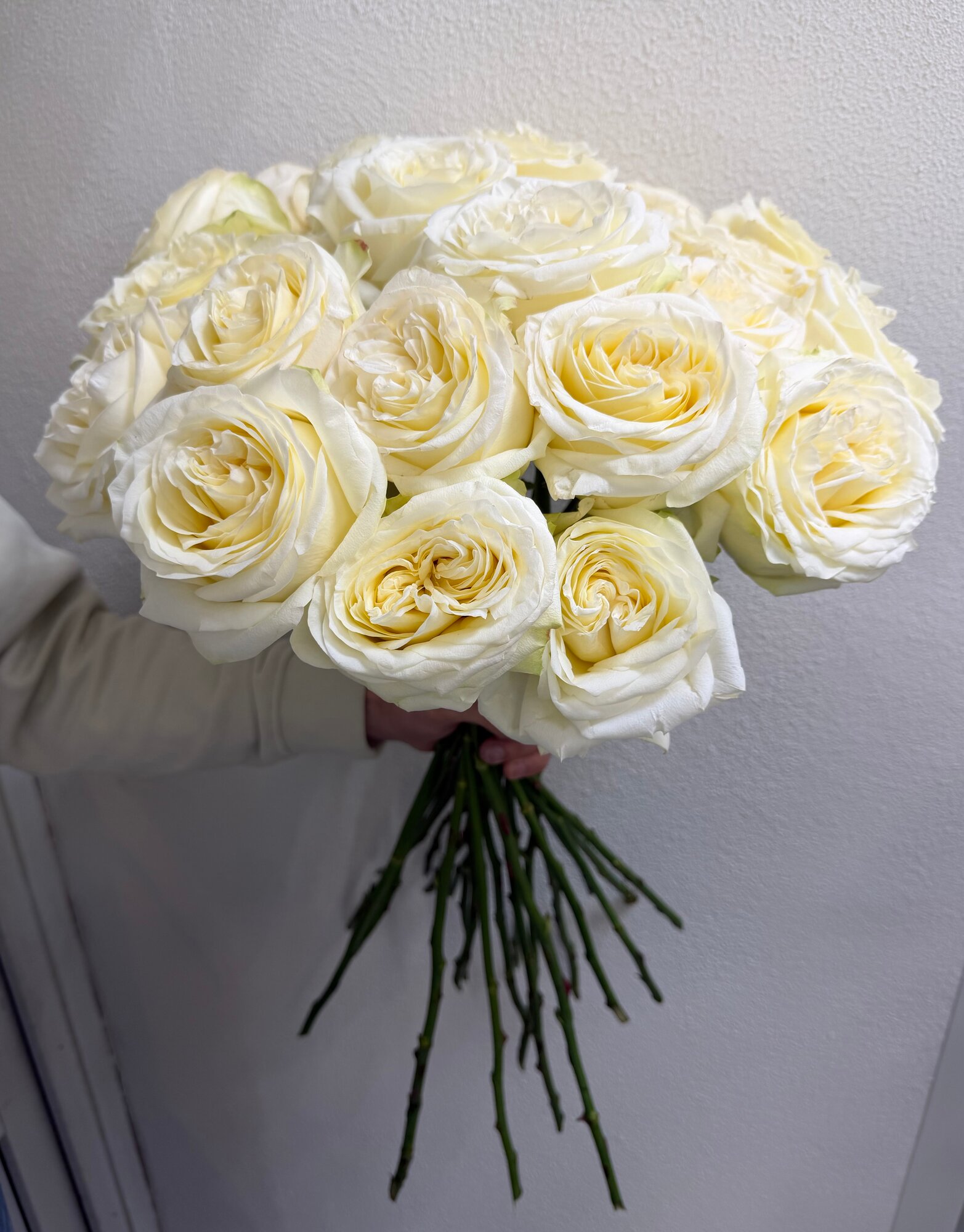 Блеск совершенства: букет из 21 белой розы, достойный самых значимых событий в жизни