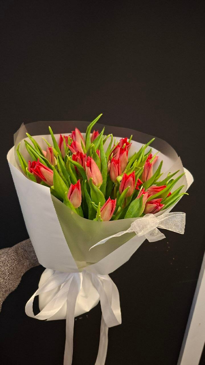 Букет из красных тюльпанов