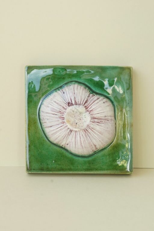 Чеснок. Дивный урожай. Панно, изразец, настенный декор, плакетка, украшение настенное интерьерное. Ярославская майолика. Керамика ручной работы. Сделано в России.