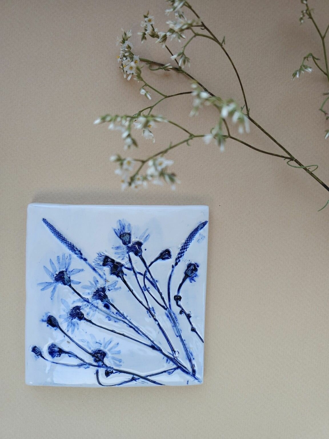 Ромашка (синяя). Цветы на белом. Панно, изразец, настенный декор, плакетка, украшение настенное интерьерное. Ярославская майолика. Керамика ручной работы. Сделано в России.