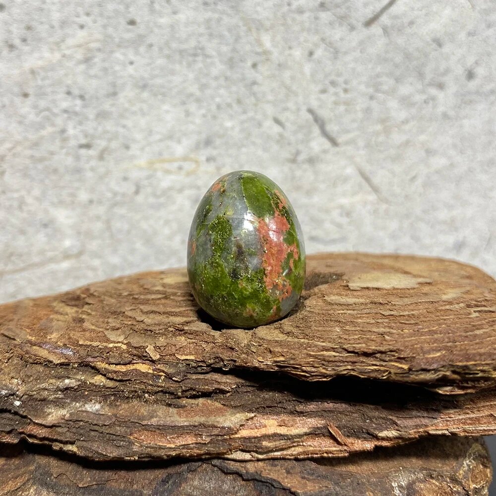 Натуральный каменный кристалл-яйцо EG5