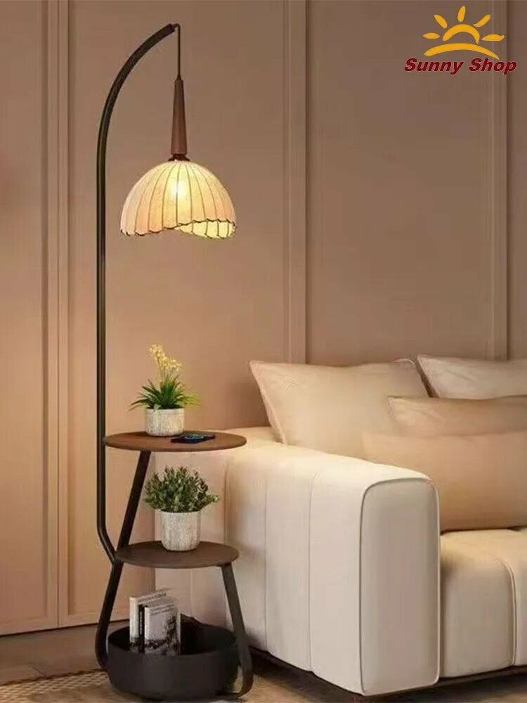 Металлический торшер с деревянным столиком и корзиной для хранения, с тремя режимами освещения и тканевым абажуром. Подходит для гостиных и спален. Совместим с лампами E27.