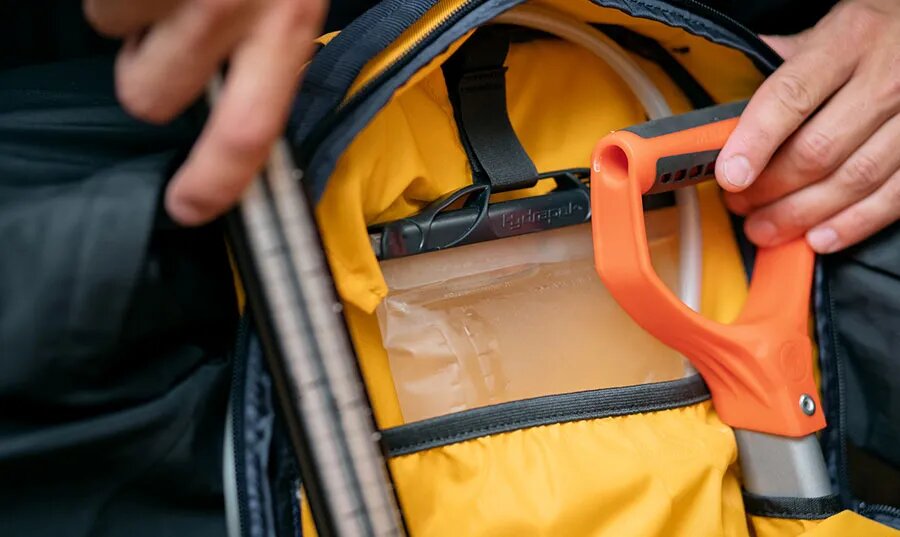 Dakine Heli Pack 12L желтый горнолыжный сноубордический рюкзак для коротких скитуров и катания на курорте. — фото 1