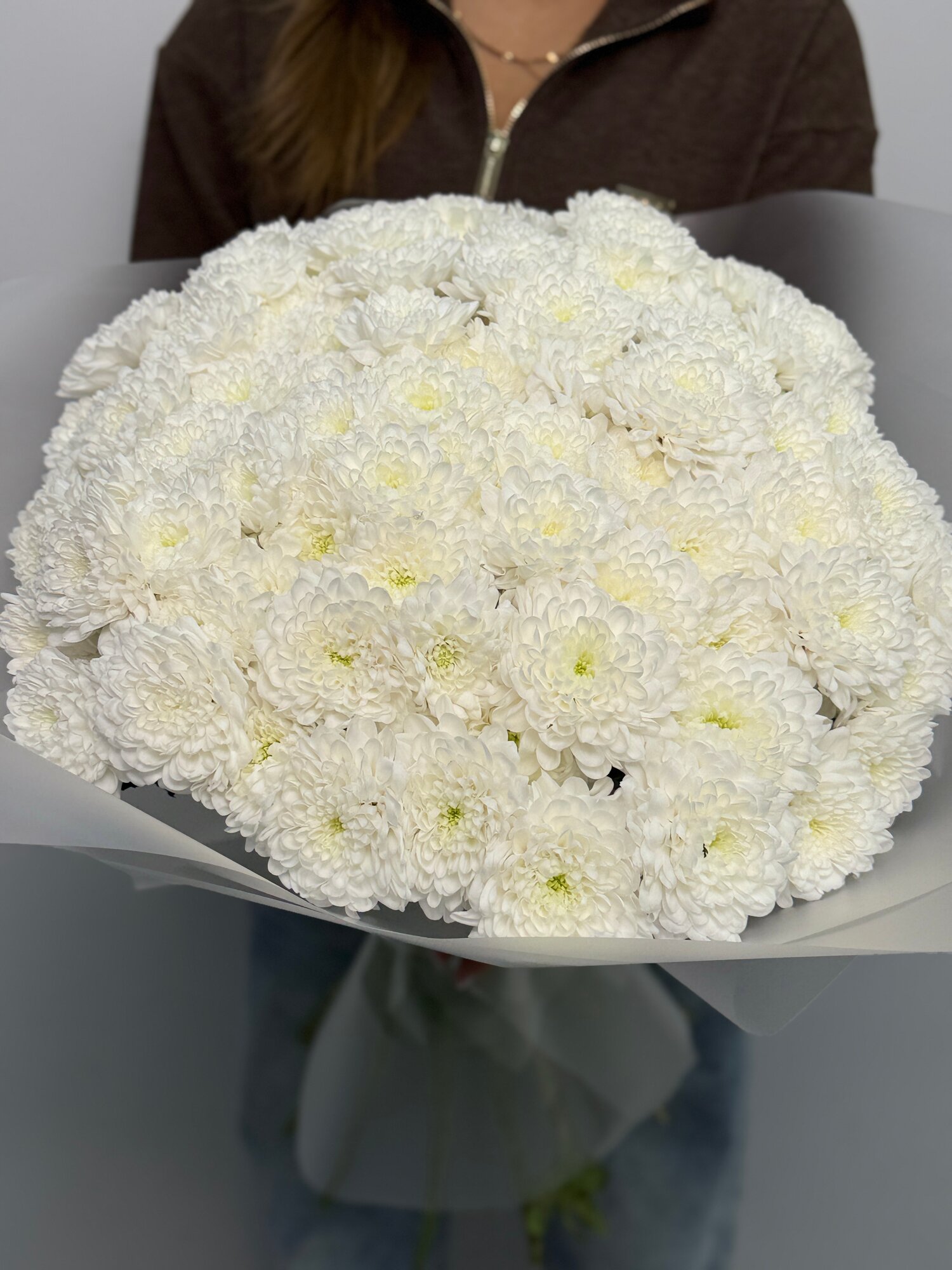 Букет из кустовых хризантем 25 шт, в белой упаковке, белые, с запиской в подарок