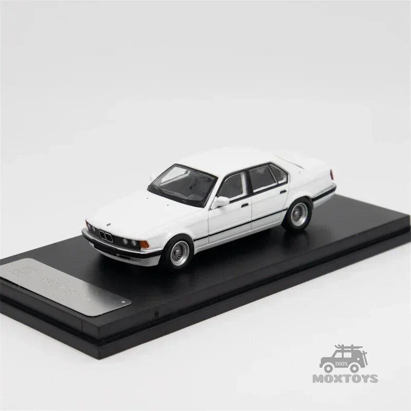 BMW E32 7-Series, белый, металлическая модель 1:64