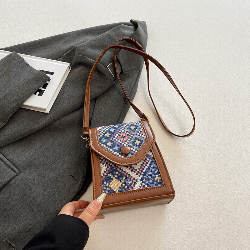 Модная сумка-кроссбоди для телефона в этническом стиле, новинка осень-зима 2024, винтажная маленькая квадратная сумка, стильная сумка через плечо с цветными вставками.