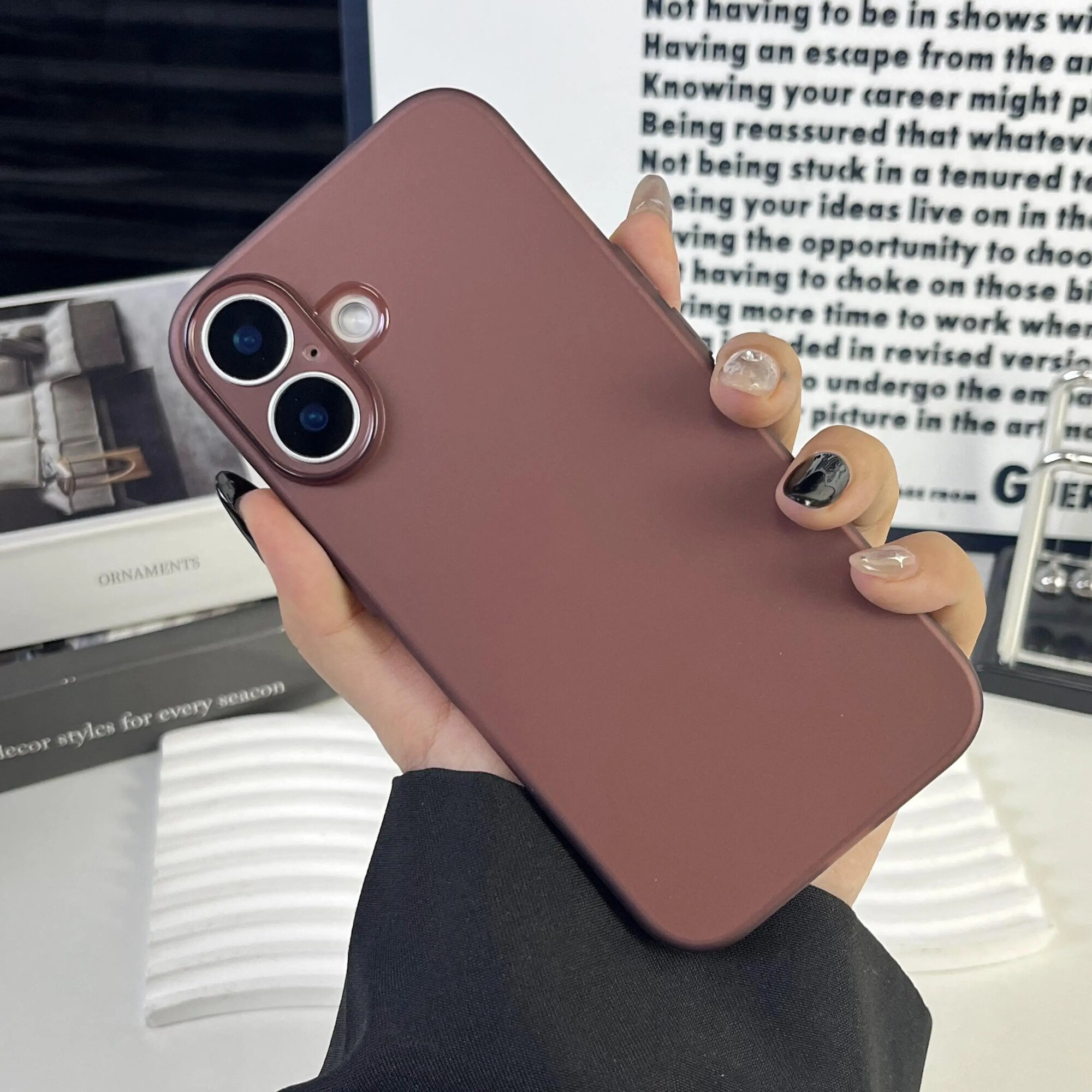 Бордовый чехол для iPhone 15 Pro