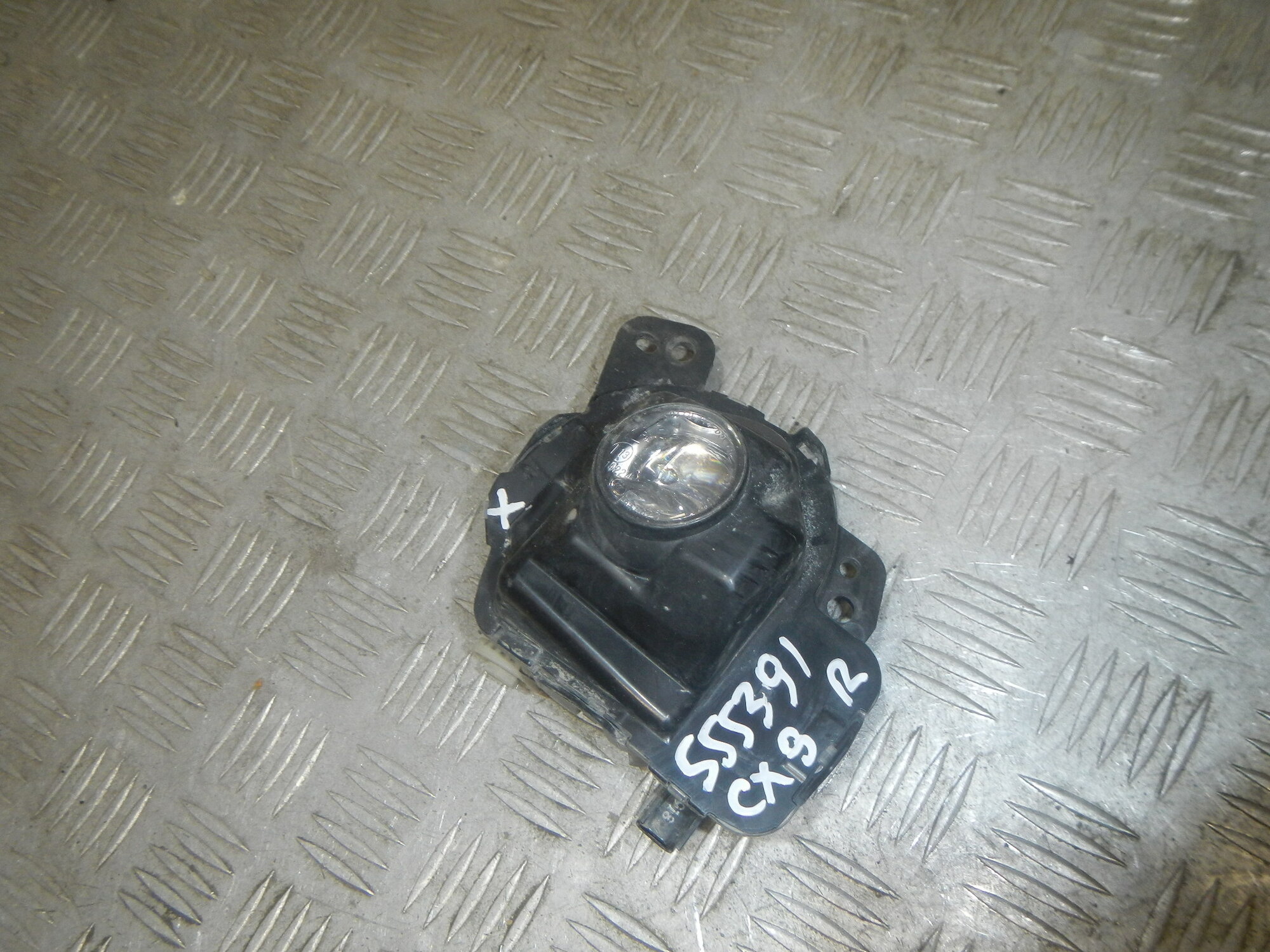 Б/У Фара противотуманная правая, Mazda (Мазда)-CX-9 (17-) MAZDA CX-9 (17-) Сломано крепление, скол. 555391 MAZDA арт. GH...